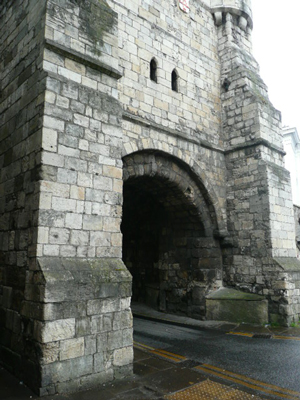 城壁を歩いて適度に運動したところで、街のシンボルであるヨークミンスターへ。