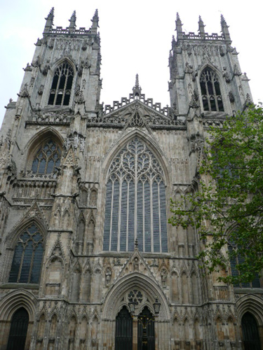 表から見ると荘厳なゴシック建築なのですが、