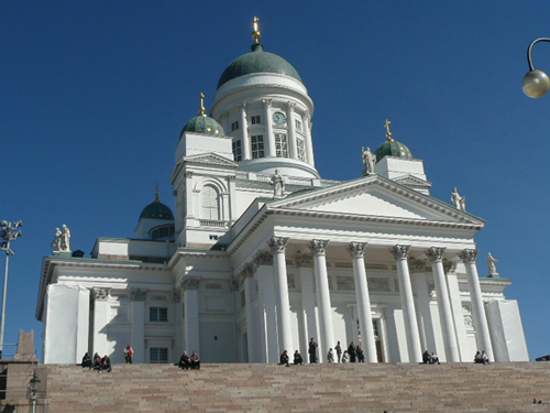 教会の前にはフィンランド大公を兼ねていたロシア皇帝アレクサンドル2世の大きな銅像が立っています。