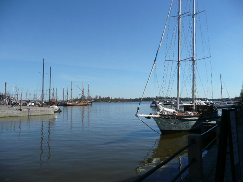 港から徒歩で次なる目的地、ウスペンスキ大聖堂へ。